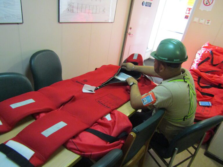 Testing and inspection of immersions suits - SEMINSA